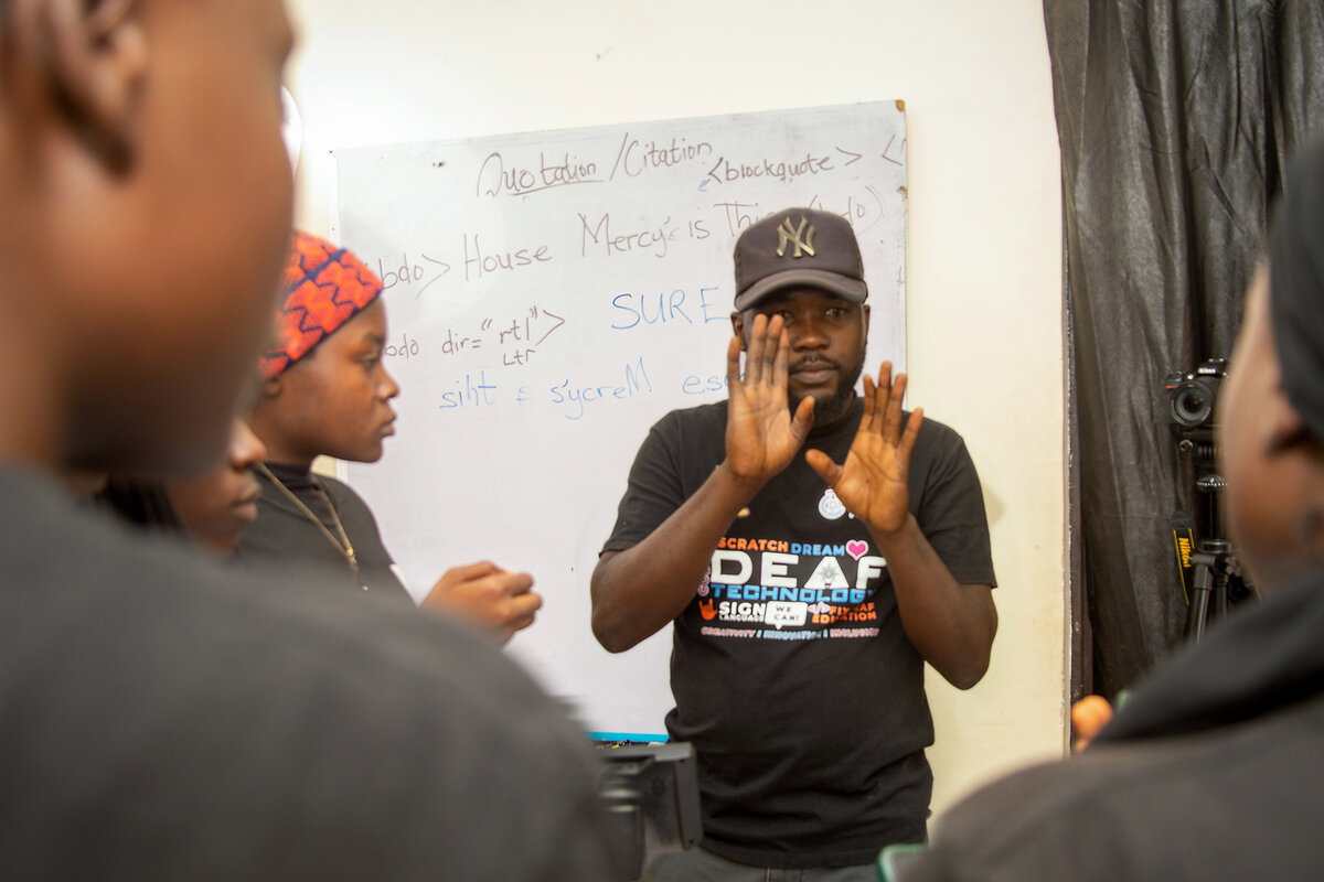 Nigerian tech clubs keep deaf students connected - CSMonitor.com